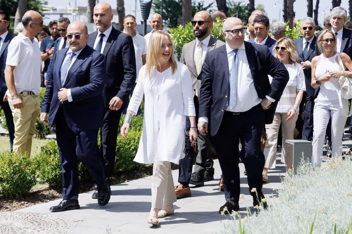 Mario Sechi lascia il ruolo di "portavoce" della Meloni, il giornalista ...