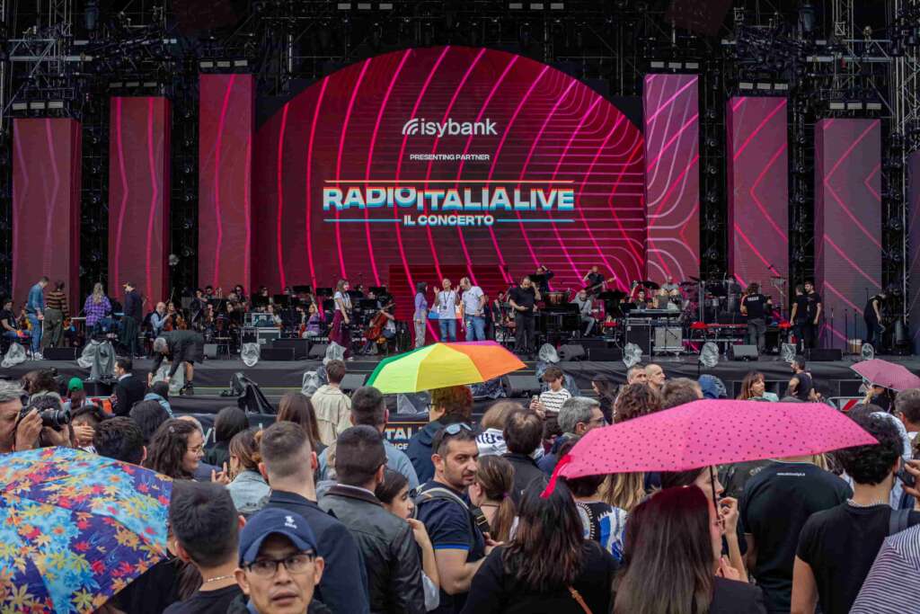 Concerto di Radio Italia Live 2024 a Napoli in piazza del Plebiscito ...