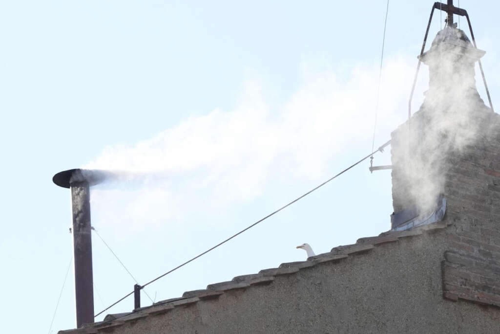 Fumata bianca dal Conclave, eletto il nuovo Papa dopo il quarto scrutinio