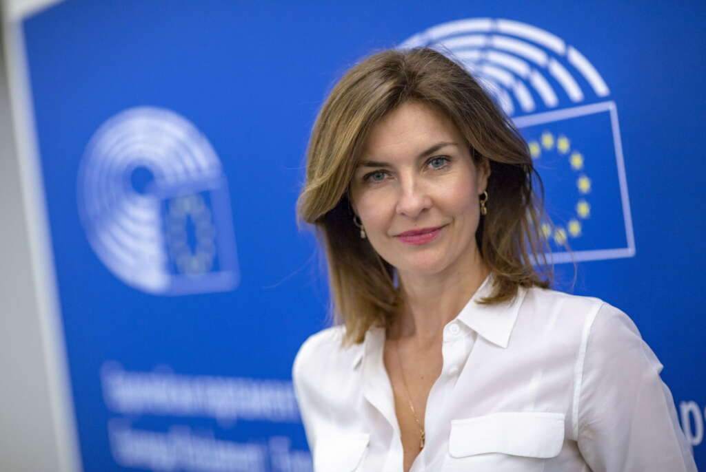 Il Parlamento Ue revoca l'immunità ad Alessandra Moretti, rottura nel ...